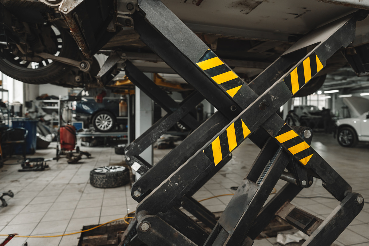 Which Scissor Lift Features Matter Most for Boca Raton Auto Shops ...